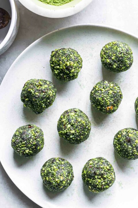 Green Matcha Energy Balls ⋆ 10-Minute Matcha Energy Bites!