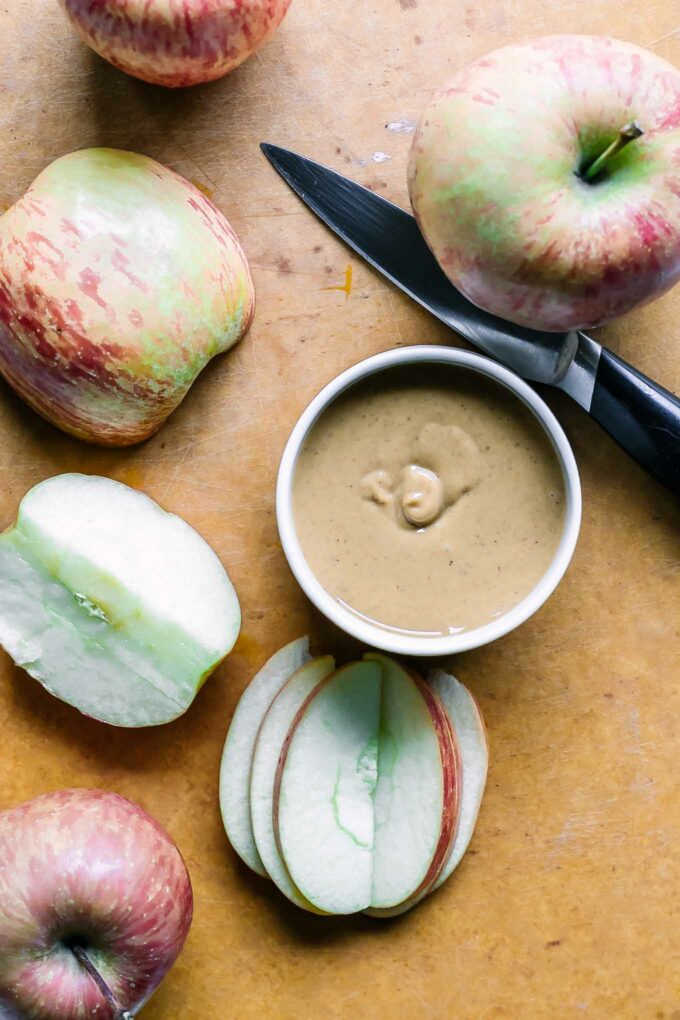 Apple Slices with Peanut Butter ⋆ Easy 2-Ingredient Healthy Snack!