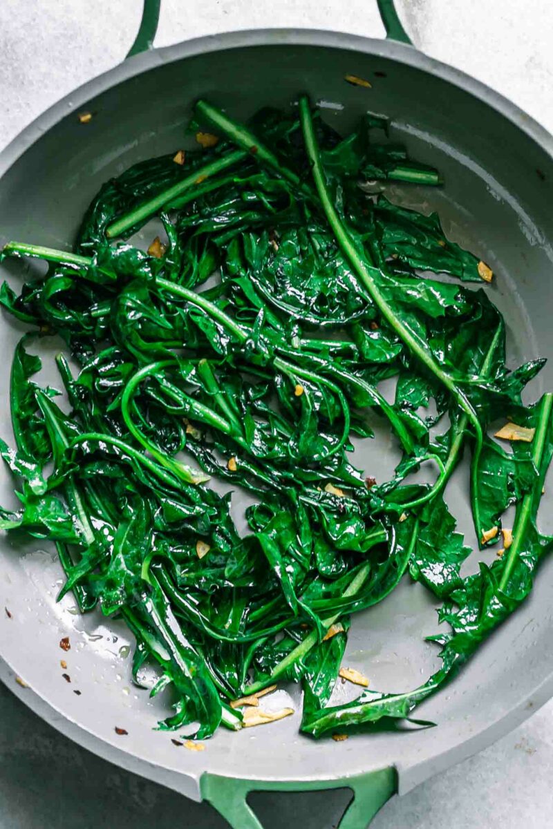 Sautéed Dandelion Greens ⋆ 10-Minute Dandelion Leaves Side Dish